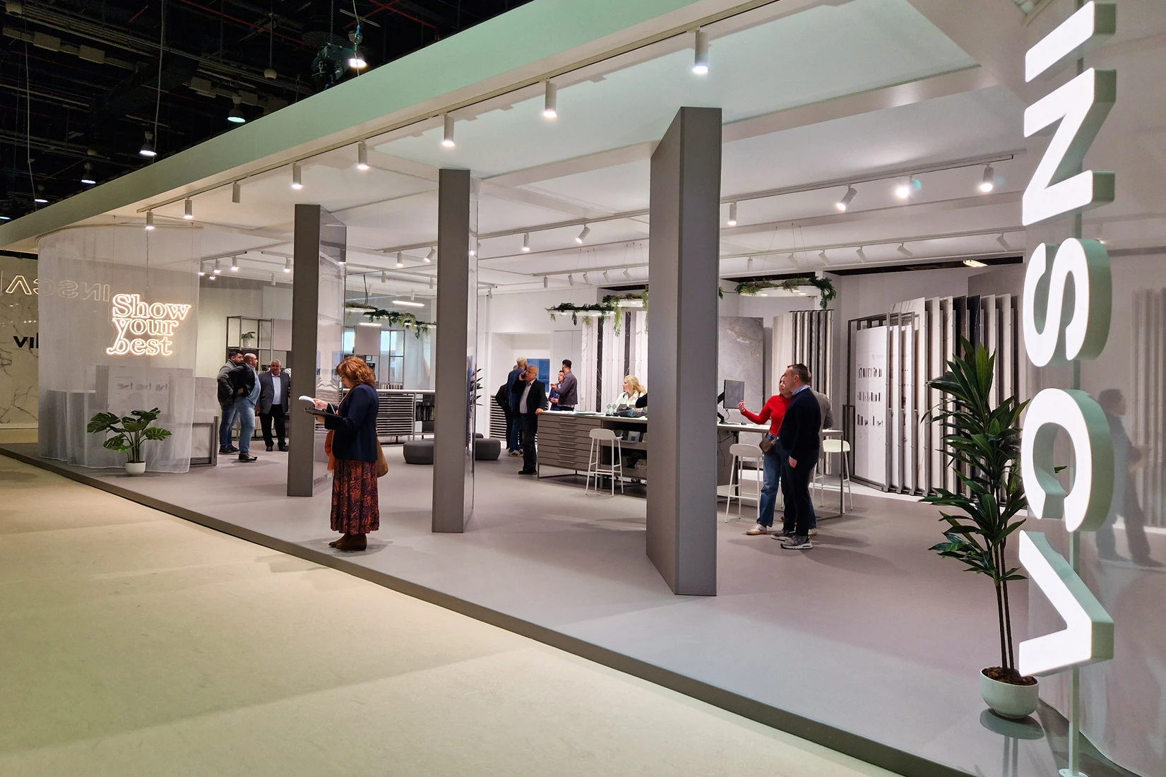 INSCA presenta serie de expositores para laminados Woodlook